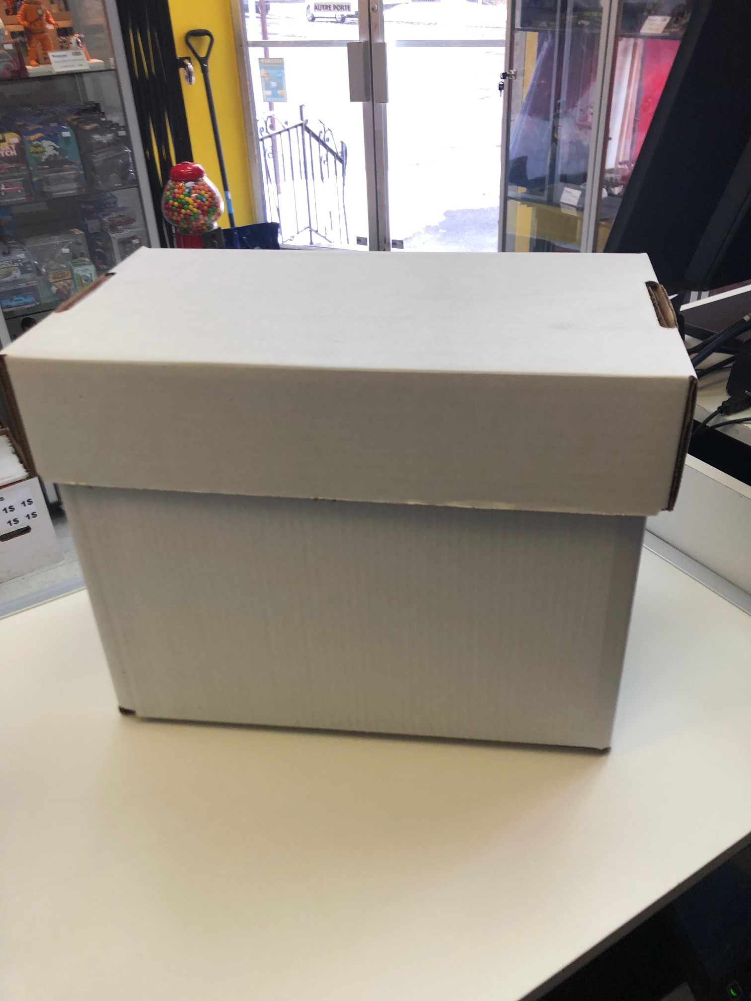 Comic box (box lenght: 15 inches)